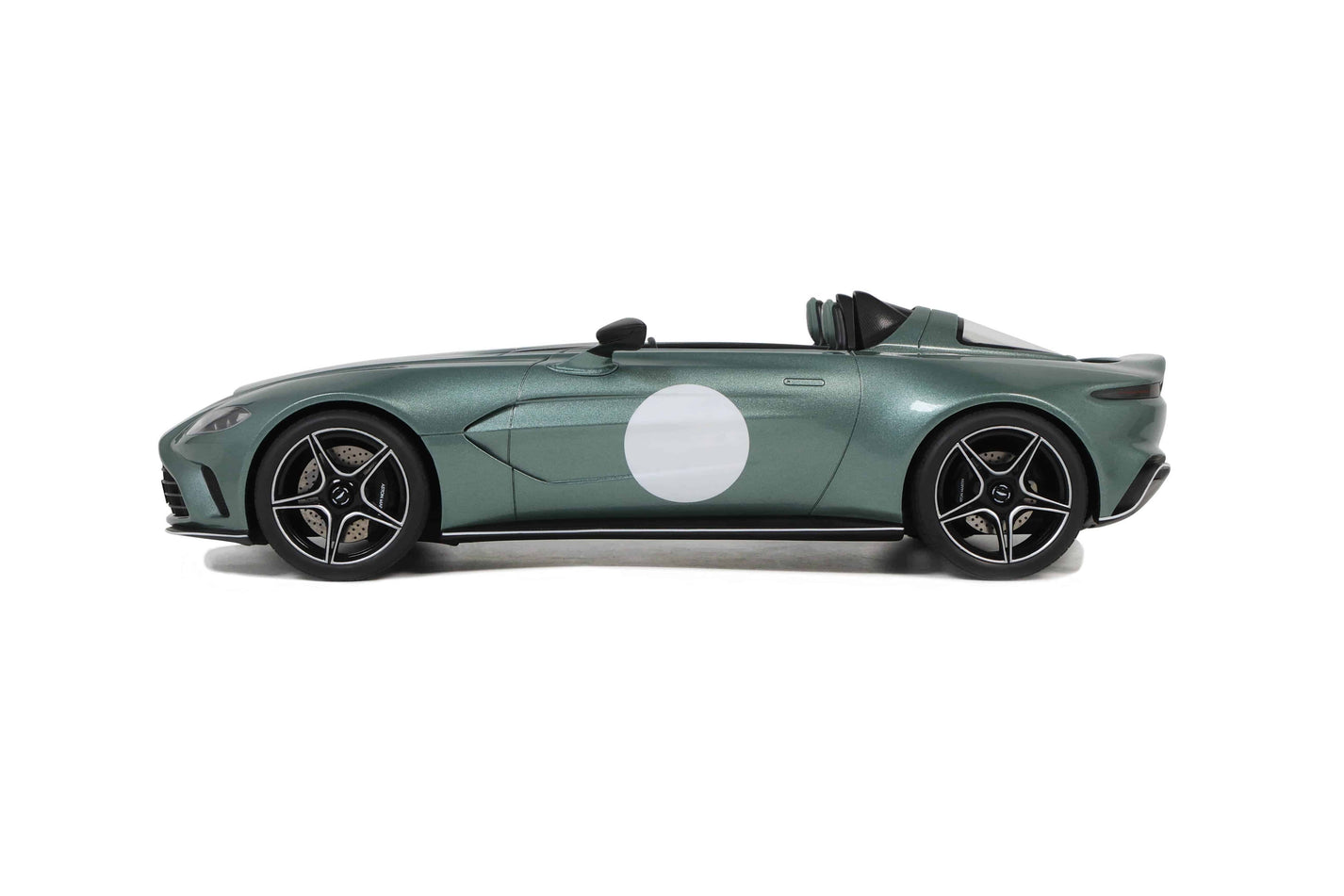 GT Spirit - Aston Martin V12 Speedster (Racing Green) 1:18 Scale Model ...